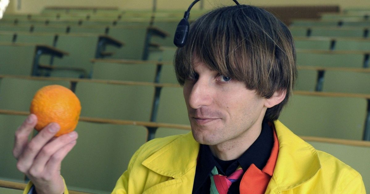 Neil Harbisson, l’uomo-robot che ha un'antenna sulla testa | superEva